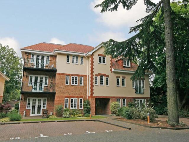 Woodham Place, Woodham KT15 2 bed apartment to rent £1,650 pcm £381 pw