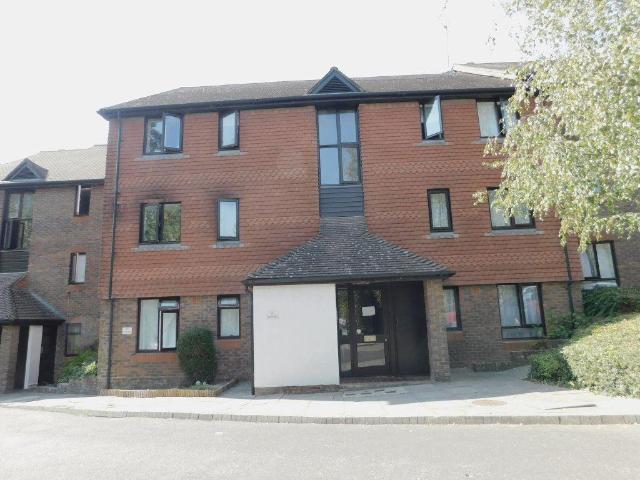 Woodhams Close, Battle 2 bed flat to rent £1,050 pcm £242 pw