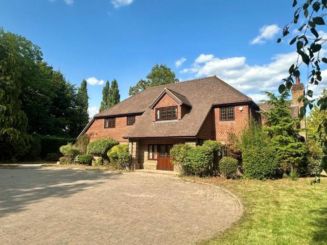 Woodhill Woking GU23 5 bed detached house to rent £6,500 pcm £1,500 pw