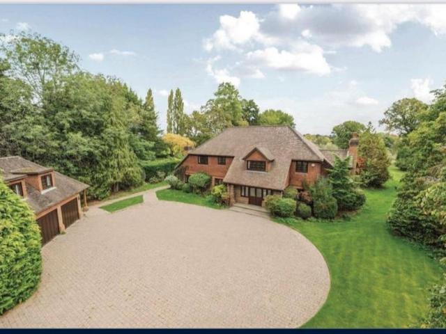 Woodhill, Send GU23 4 bed country house to rent £6,500 pcm £1,500 pw