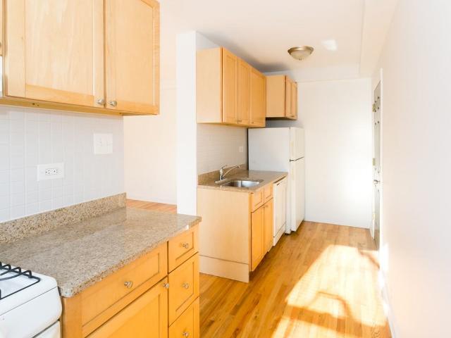 Woodlawn Terrace Studio Apartment for Rent at 4726 S Woodlawn Ave, Chicago, IL 60615 Kenwood