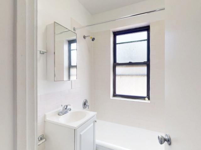 Woodlawn Terrace 1 Bedroom Apartment for Rent at 4726 S Woodlawn Ave, Chicago, IL 60615 Kenwood