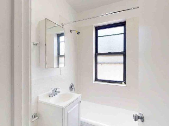 Woodlawn Terrace 1 Bedroom Apartment for Rent at 4726 S Woodlawn Ave, Chicago, IL 60615 Kenwood