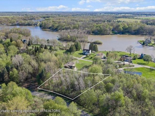 Woodlawn Ct, Perrinton, MI 48871