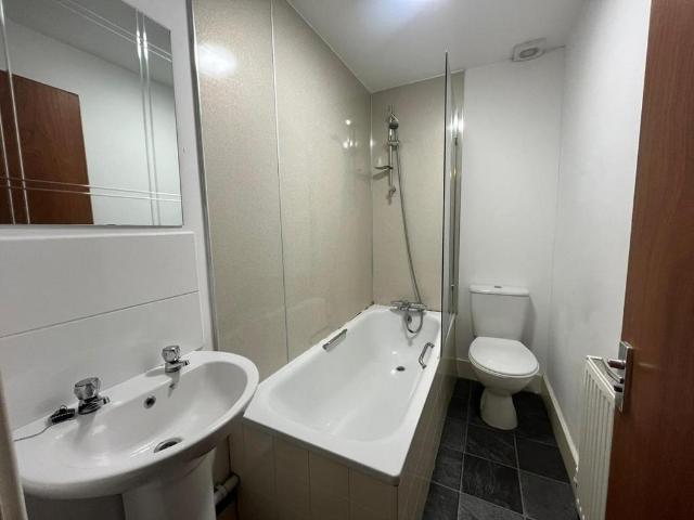 Woodland Terrace, Flat 6, Plymouth PL4 1 bed flat to rent £1,131 pcm £261 pw