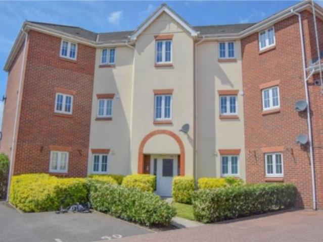 Woodland Walk, Aldershot, Hants GU12, 2 bed flat to rent, £1,250 pcm | PrimeLocation