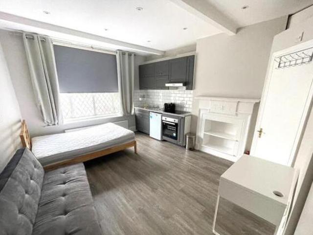 Woodland Way, Mill Hill, Studio Flat For