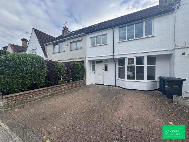 Woodland Way, NW7 4 bed house to rent £2,950 pcm £681 pw
