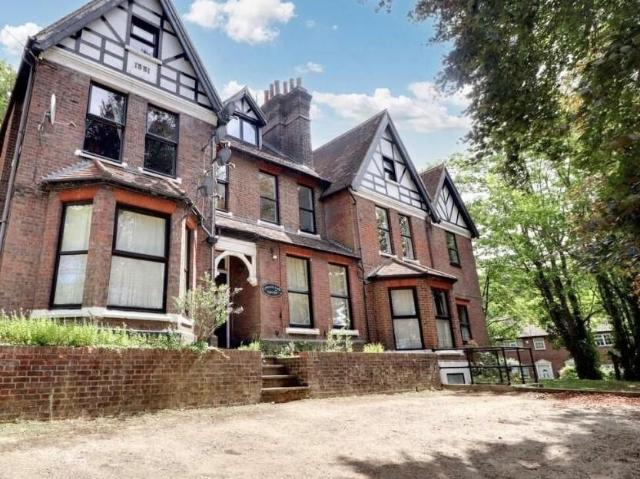 Woodland Court, Hart Hill Drive, Luton LU2, 1 bed flat to rent, £925 pcm | PrimeLocation