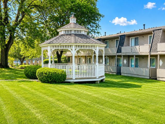 Woodland Creek Apartments in Oak Forest, IL 1 Bedroom Apartment for Rent at 15928 Leclaire Ave, Oak Forest, IL 60452