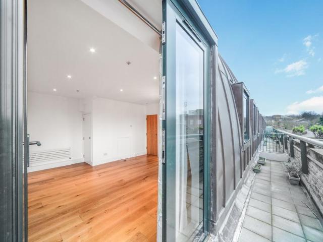 Woodland Crescent London SE10 2 bed apartment to rent £2,550 pcm £588 pw