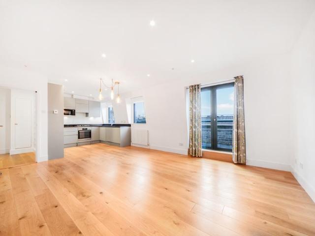 Woodland Crescent London SE10 2 bed apartment to rent £2,550 pcm £588 pw