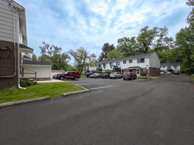 Woodland Manor Apartments 1 Bed/1 Bath