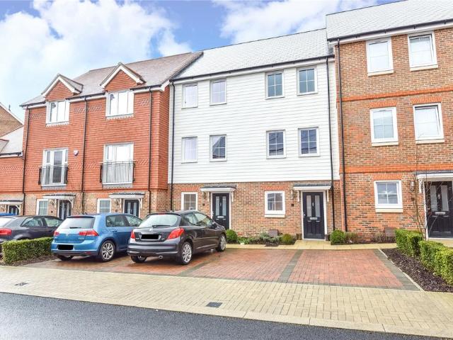 Woodland Road, Dunton Green. 3 bed terraced house to rent £2,495 pcm £576 pw