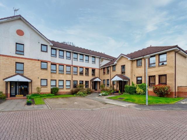 Woodlands Court, Thornliebank, Glasgow G46, 2 bed flat to rent, £1,100 pcm | PrimeLocation