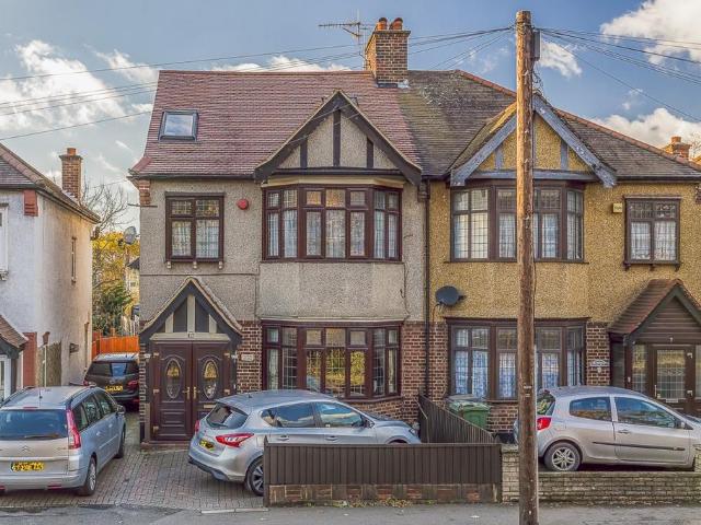 Woodlands Gardens, London, E17 4 bed semi detached house to rent £2,750 pcm £635 pw