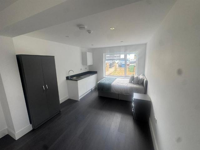 Woodlands Drive, Stanmore, Harrow, HA7 Studio to rent £1,050 pcm £242 pw