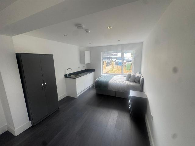 Woodlands Drive, Stanmore, Harrow HA7, Studio to rent, £1,100 pcm | PrimeLocation