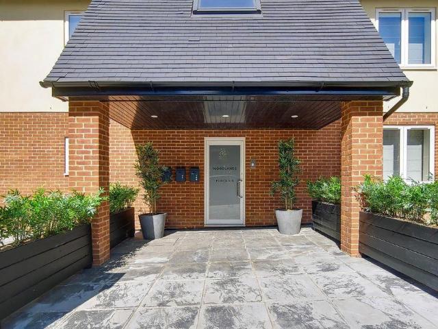 Woodlands, London, NW11 3 bed apartment to rent £3,465 pcm £800 pw