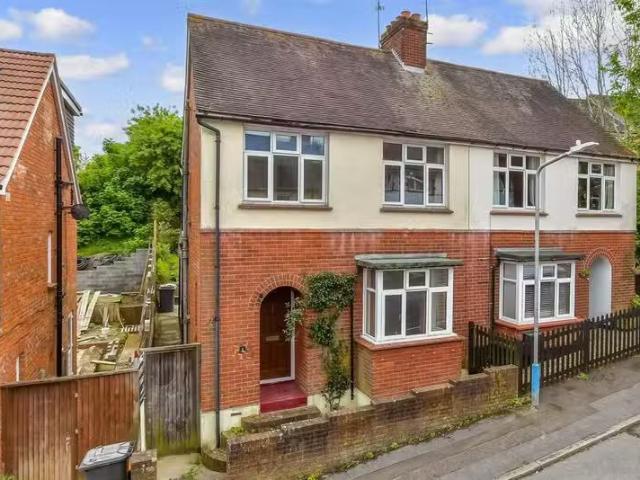 Woodlands Road Tonbridge TN9 3 bed semi detached house to rent.