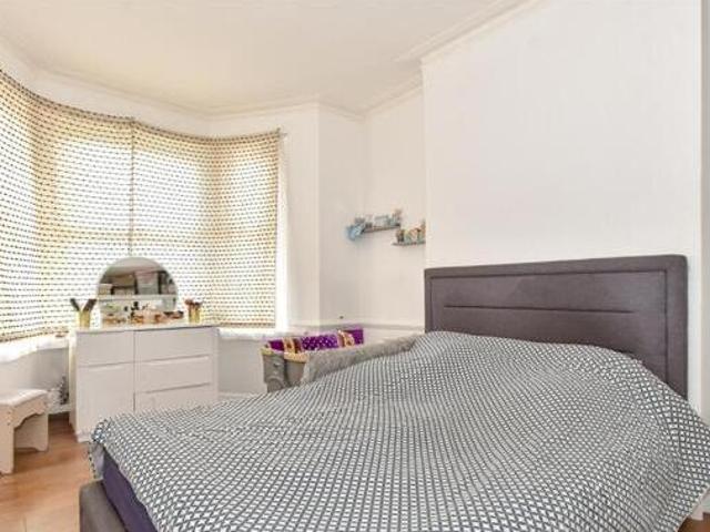 Woodlands Road, Ilford, 3 Bedroom Flat