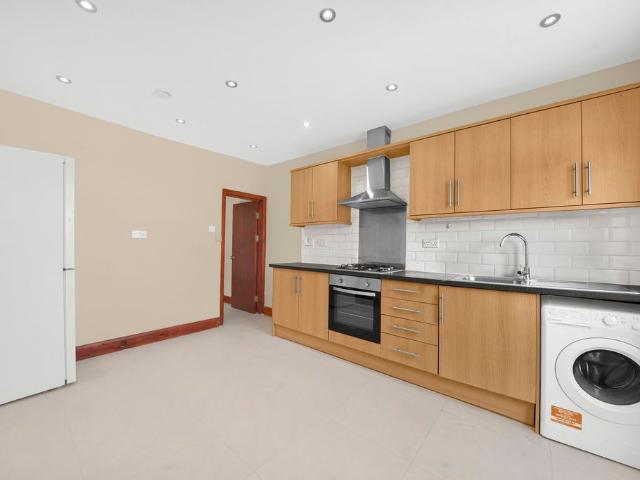 Woodlands Road, Ilford IG1, 3 bed flat to rent, £1,750 pcm | PrimeLocation