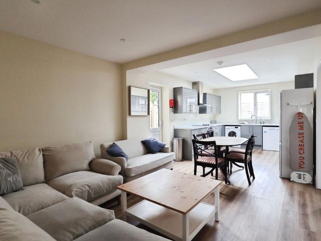 Woodlands Road Room 1, 16 Woodlands Road