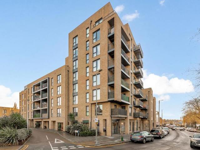 Woodley Crescent, London NW2 3 bed flat to rent £2,999 pcm £692 pw