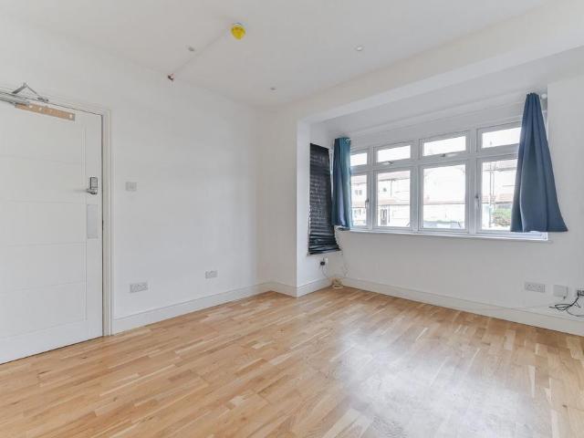 Woodmansterne Road, Norbury, London. 5 bed end of terrace house to rent £4,500 pcm £1,038 pw