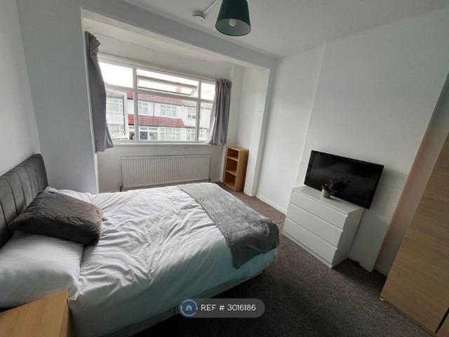 Woodmasterne Road, London SW16, Room to rent, £1,000 pcm | PrimeLocation