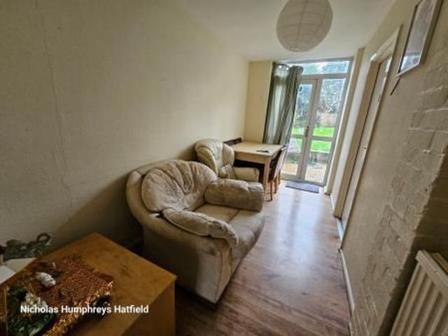 Woods Avenue, Hatfield, AL10