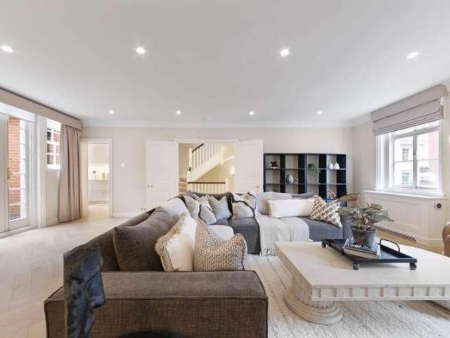 Woods Mews, Mayfair, W1K