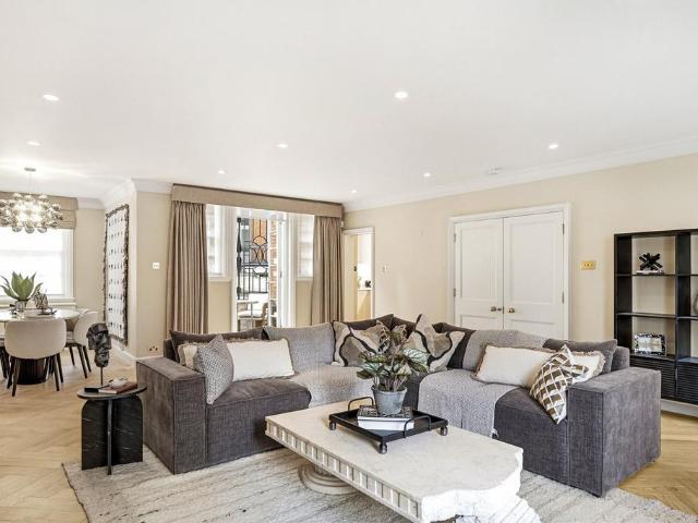 Woods Mews, London 3 bed mews to rent £26,000 pcm £6,000 pw