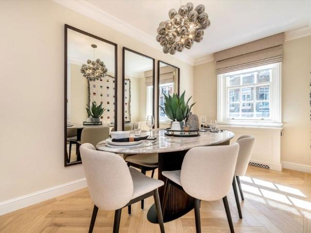 Woods Mews, W1K, London