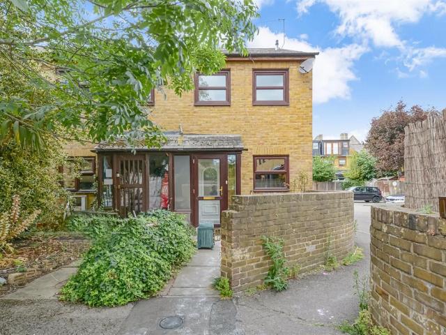 Woodseer Street, London 2 bed terraced house to rent £2,450 pcm £565 pw