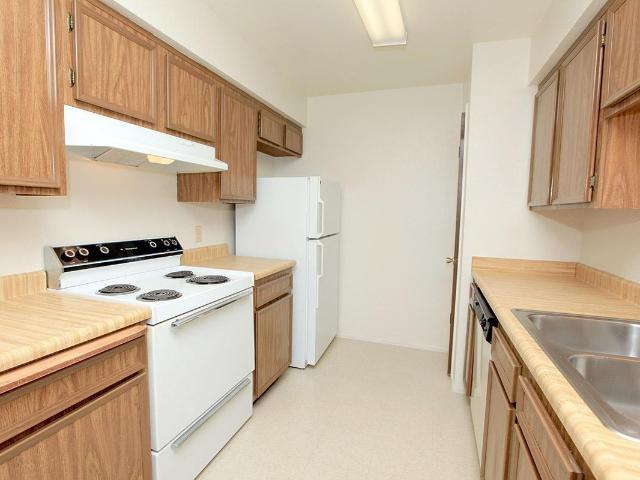 Woodside Village 2 Bedroom Apartment for Rent at 1050 Minnewawa Ave, Clovis, CA 93612