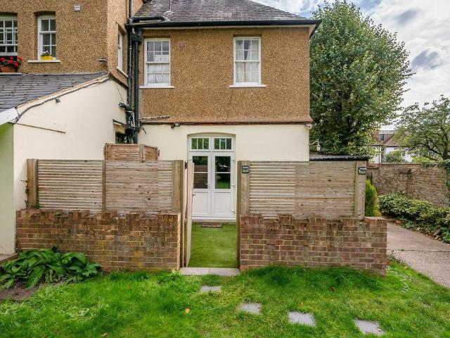 Woodside, Wimbledon, London, SW19 Studio to rent £1,650 pcm £381 pw