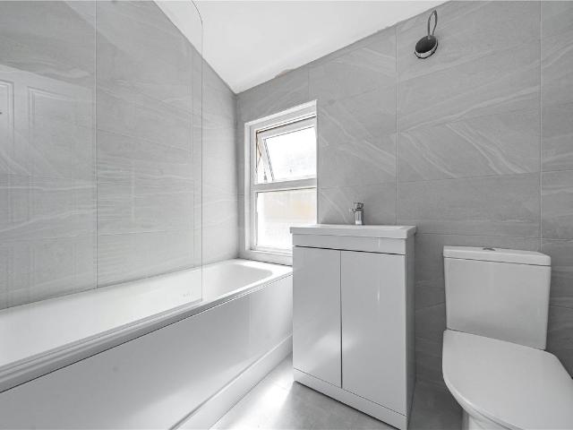 Woodside, Wimbledon SW19, 2 bed flat to rent, £2,500 pcm | PrimeLocation