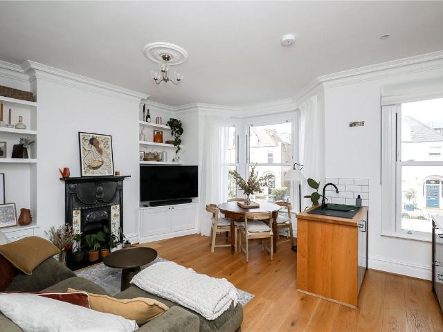 Woodside, Wimbledon SW19, 2 bed flat to rent, £9,750 pcm | PrimeLocation