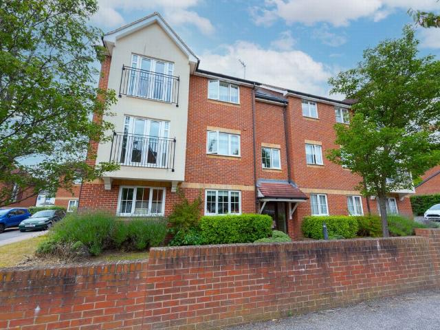 Woodside Court, Farnborough GU14, 1 bed flat to rent, £1,150 pcm | PrimeLocation