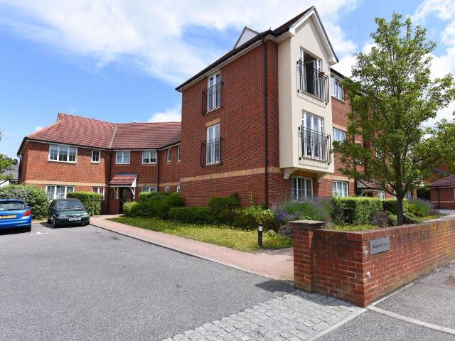 Woodside Court, Farnborough GU14, 2 bed flat to rent, £1,300 pcm | PrimeLocation