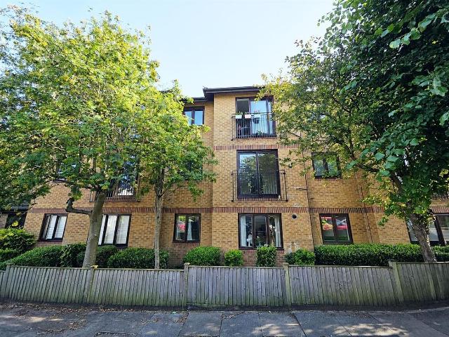 Woodside Court, Stonard Road, Palmers Green N13, 1 bed flat to rent, £1,450 pcm | PrimeLocation