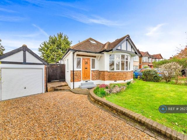 Woodside Close, Surbiton Surrey, KT5 3 bed detached house to rent £2,675 pcm £617 pw