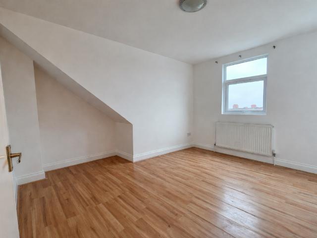 Woodside Green SE25, 3 bed flat to rent, £2,000 pcm | PrimeLocation