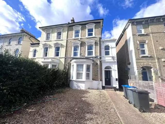 Woodside Green, South Norwood, SE25 2 bed flat for sale £270.