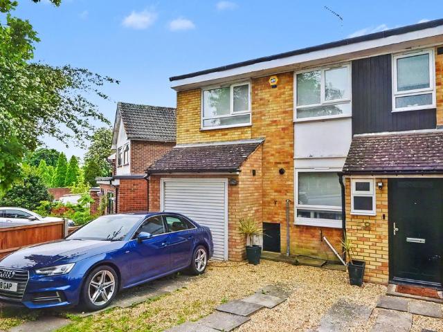 Woodside Lane, North Finchley, London. 3 bed semi detached house to rent £2,950 pcm £681 pw