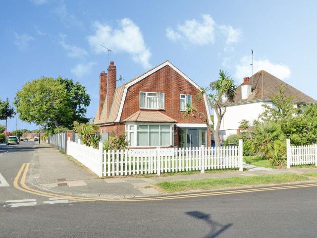 Woodside, Leigh On Sea SS9, 3 bed detached house to rent, £2,500 pcm | PrimeLocation