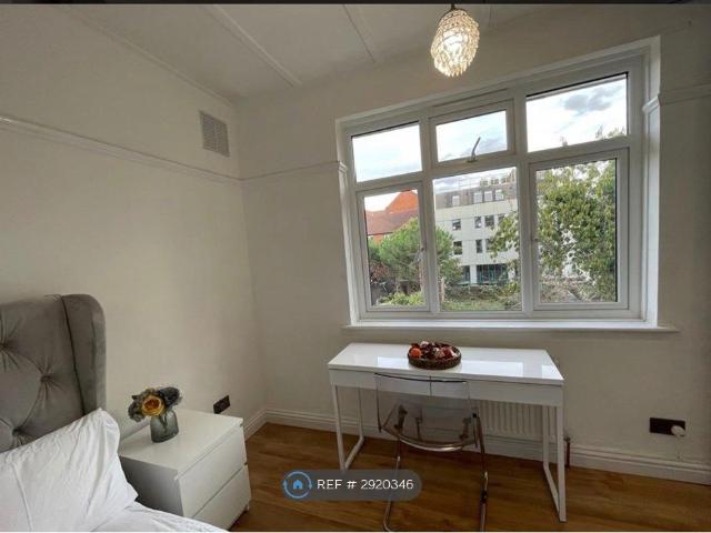 Woodside, London SW19, Room to rent, £875 pcm | PrimeLocation
