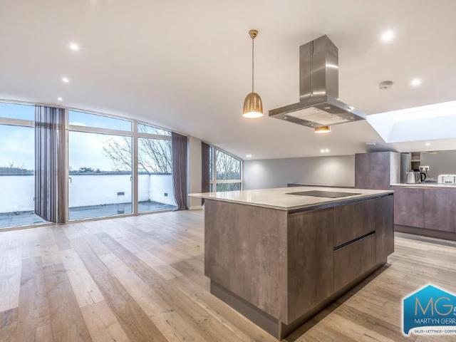 Woodside Park Road, North Finchley. 2 bed apartment to rent £3,000 pcm £692 pw