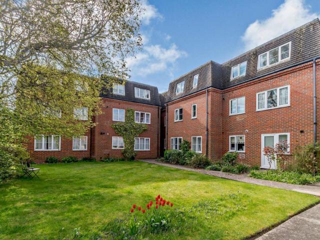 Woodside Road, Amersham HP6 2 bed flat to rent £1,425 pcm £329 pw
